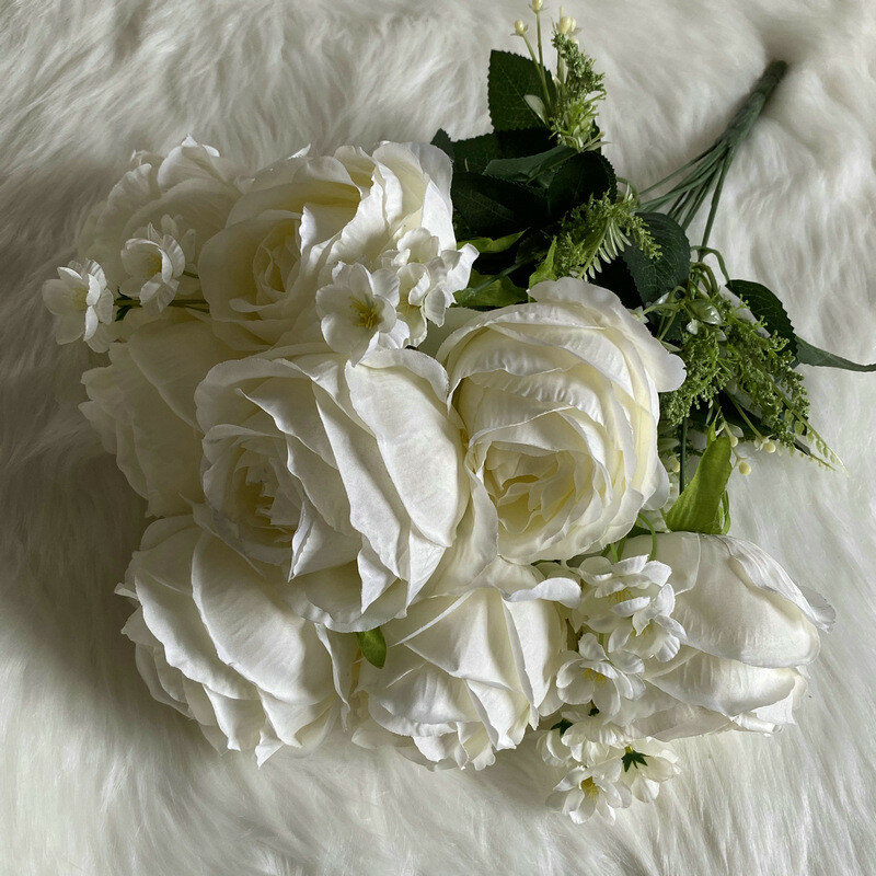 Ветеринский стиль свадебное место цветочная композиция искусственная зелень и розы молочный белый