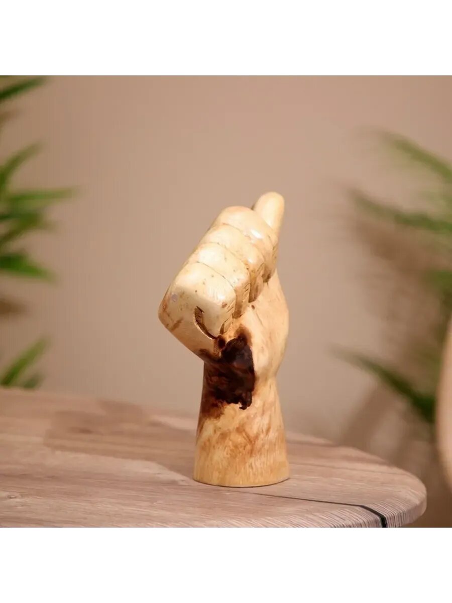 Деревянный сувенир с жестом «Палец вверх»