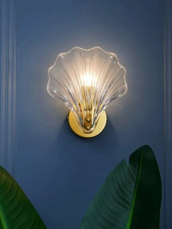 Дизайнерское настенное бра в виде ракушки, золотистое основание, для спальни и гостиной, приглушенный свет.
