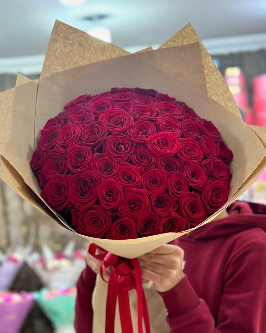 Букет "Роскошь", 55 роз, красные розы, в крафт-бумаге, шикарный букет
