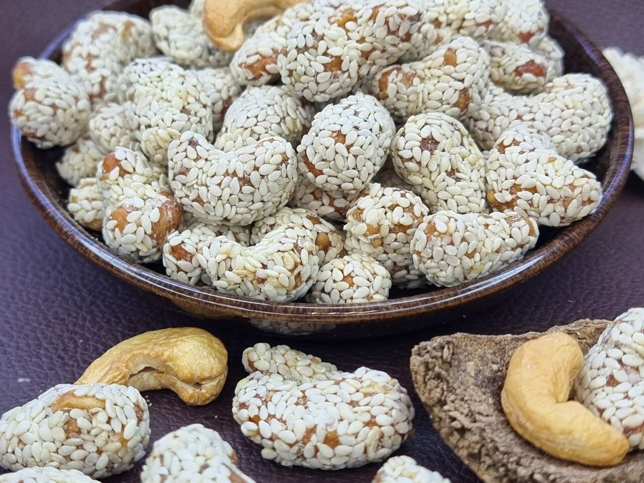 Кешью в сахаре и кунжуте