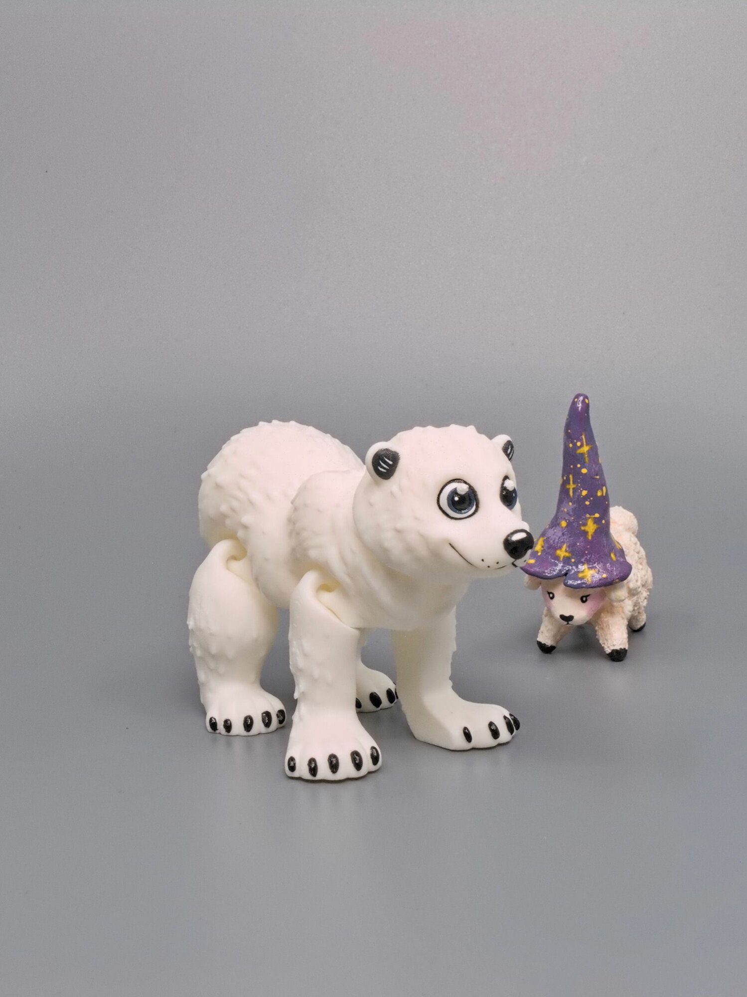 Милый белый медведь с ручной покраской