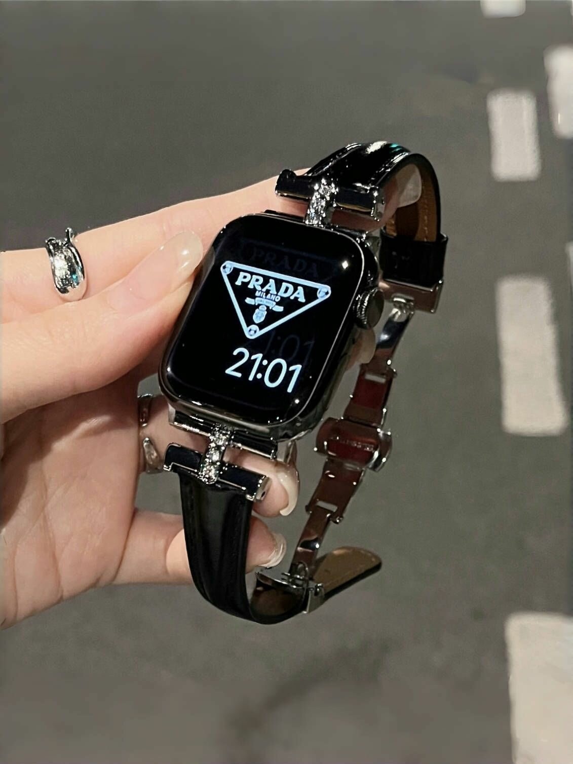 Кожаный ремешок для Apple Watch 10-11 42мм/ Series 1-9 & SE 38мм, 40мм, 41мм/ SE 3 40мм, со стразами, Celine