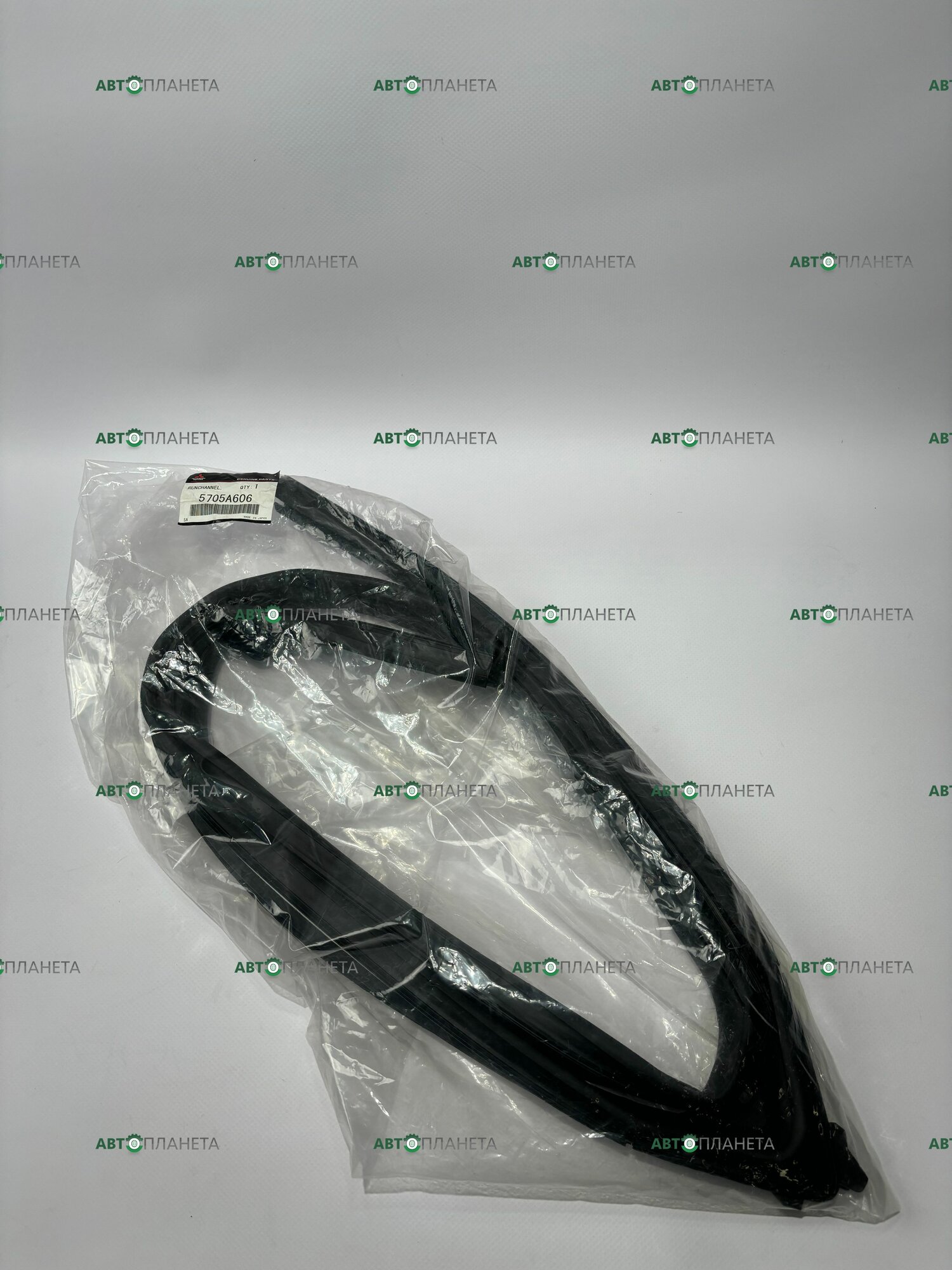 Уплотнитель стекла двери Оригинал Mitsubishi 5705A606