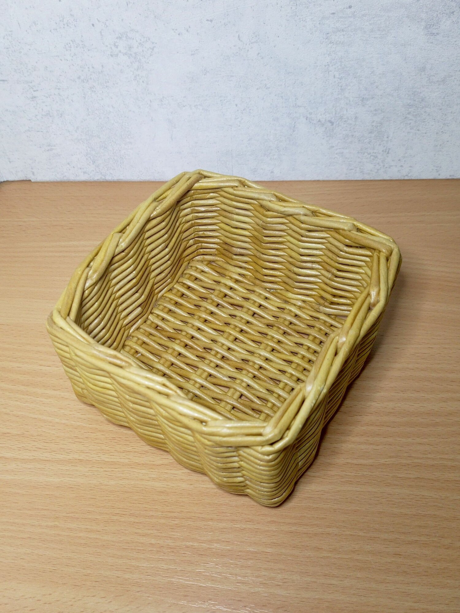 Корзина плетеная квадратная из бумажной 15*15см, высота 8,5см