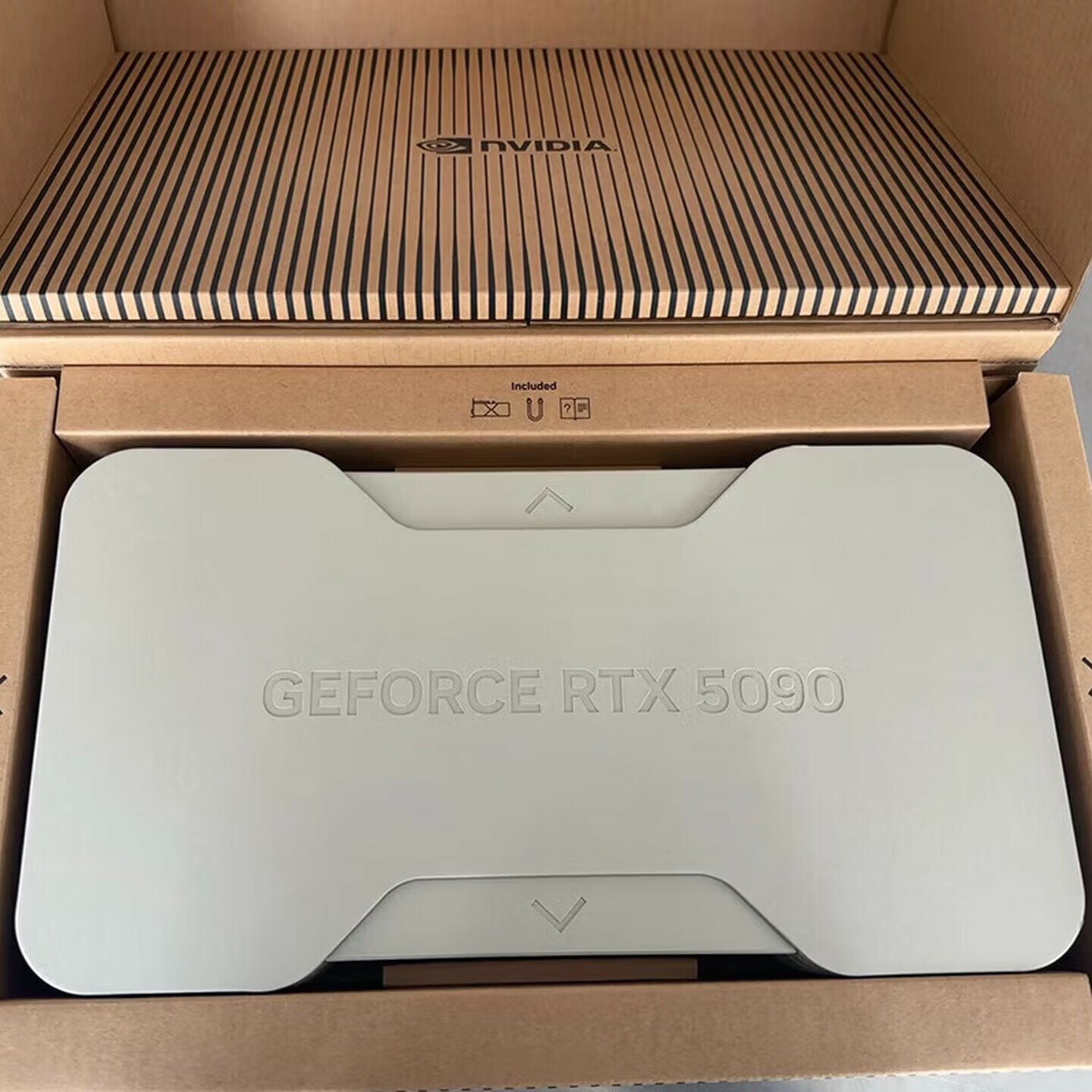 Компьютерная видеокарта NVIDIA GUP RTX 5090 видеокарта 32G киберспорт легкая погоня игровой дизайн FE публичная версия в штучной упаковке с двумя вентиляторами новая трехлетняя гарантия 32G