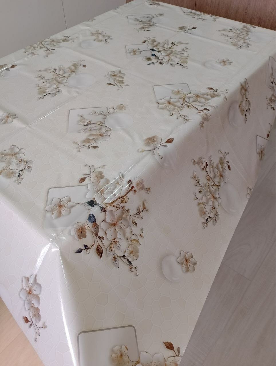 Клеенка водоотталкивающая, глянцевая, бежевая с рисунком