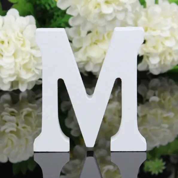 Белая деревянная буква M