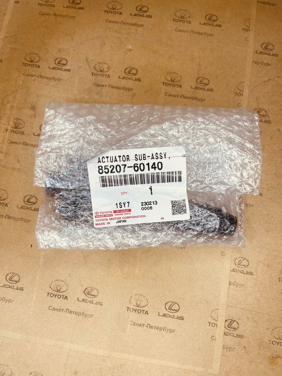 85207-60140 Форсунка омывателя фар правая Toyota LC300