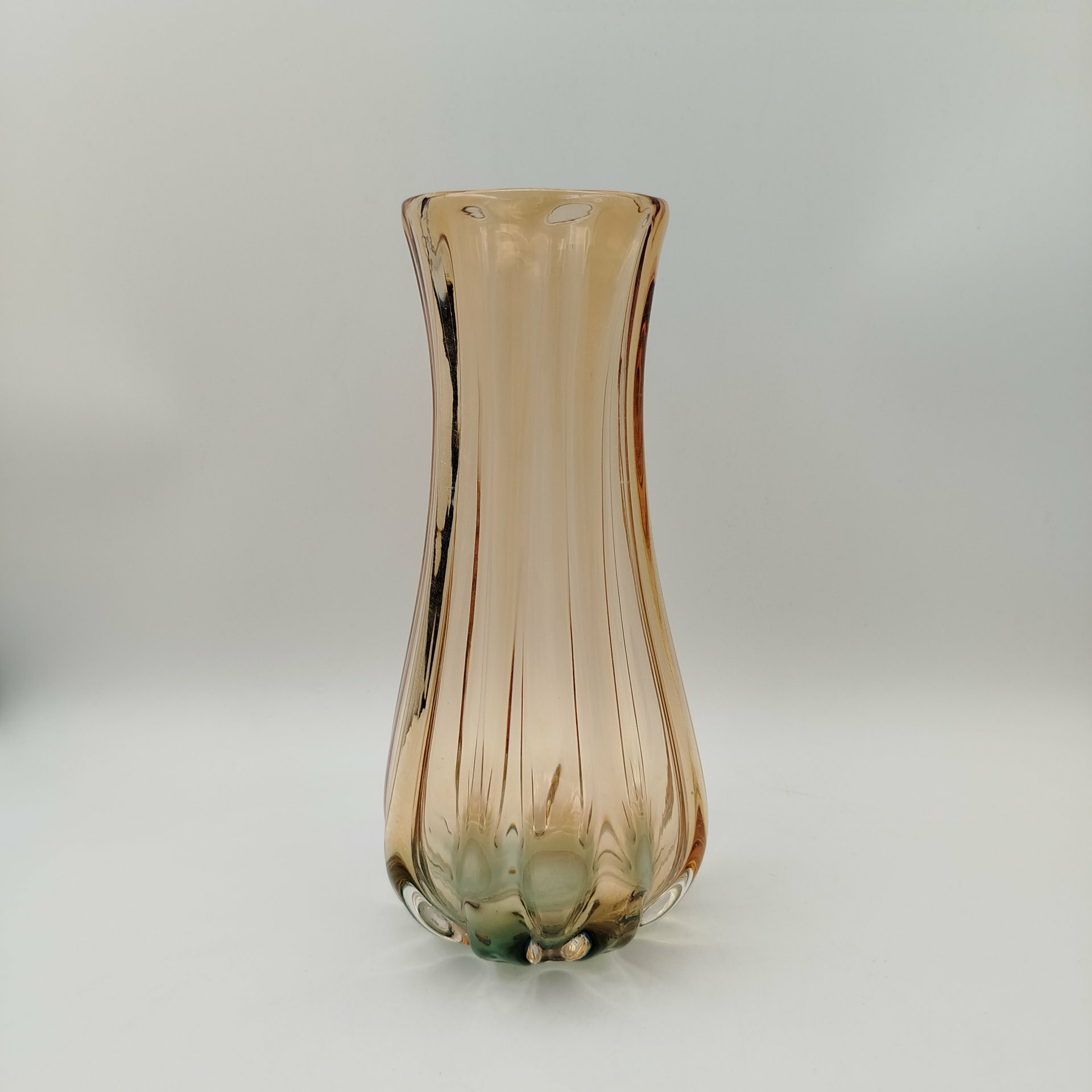 Ваза янтарного оттенка с зелёным подтоном в донной части, цветное стекло