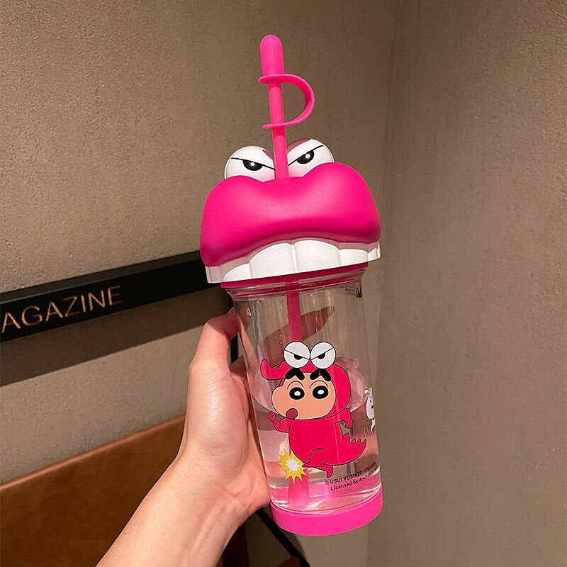 Стакан для воды Crayon Shin-chan для девушек с высоким внешним видом и симпатичный стаканчик с соломенной крышкой для мужчин на лето, пластиковый стаканчик из тритана 2024 года, новый стиль