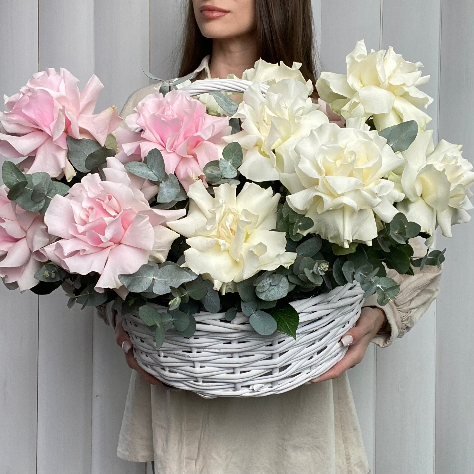 Корзина с ароматными французскими розами и эвкалиптом Ver flowers