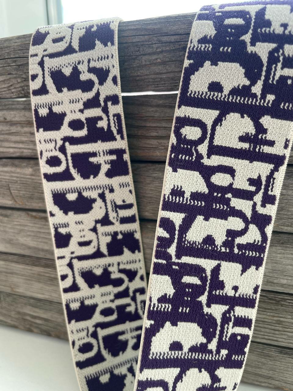 Эластичная резинка , мягкая, с фиолетовыми буквами на светлом фоне, ширина 4 см, длина 3 м