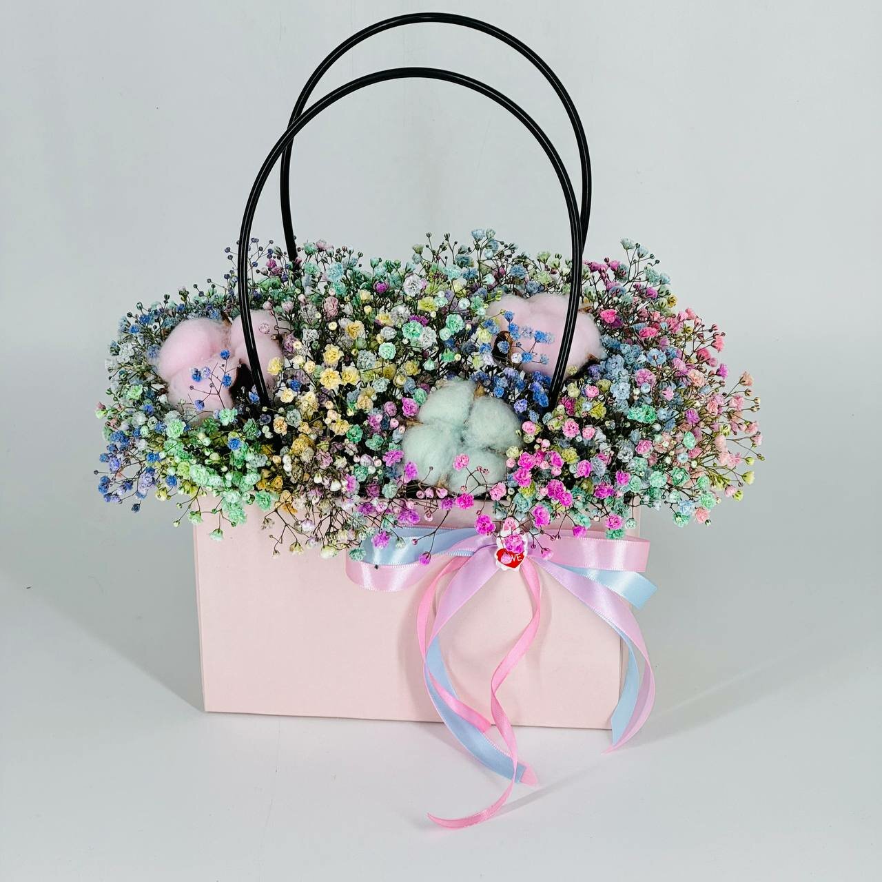 Нежный букет в сумочке из радужной гипсофилы с хлопком. Сумка с цветами гипсофила