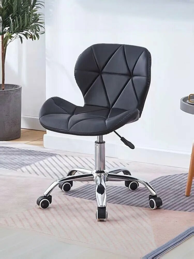 Кресло мастера на колесах с хромированной стальной рамой и эргономичной спинкой-ракушкой черного цвета