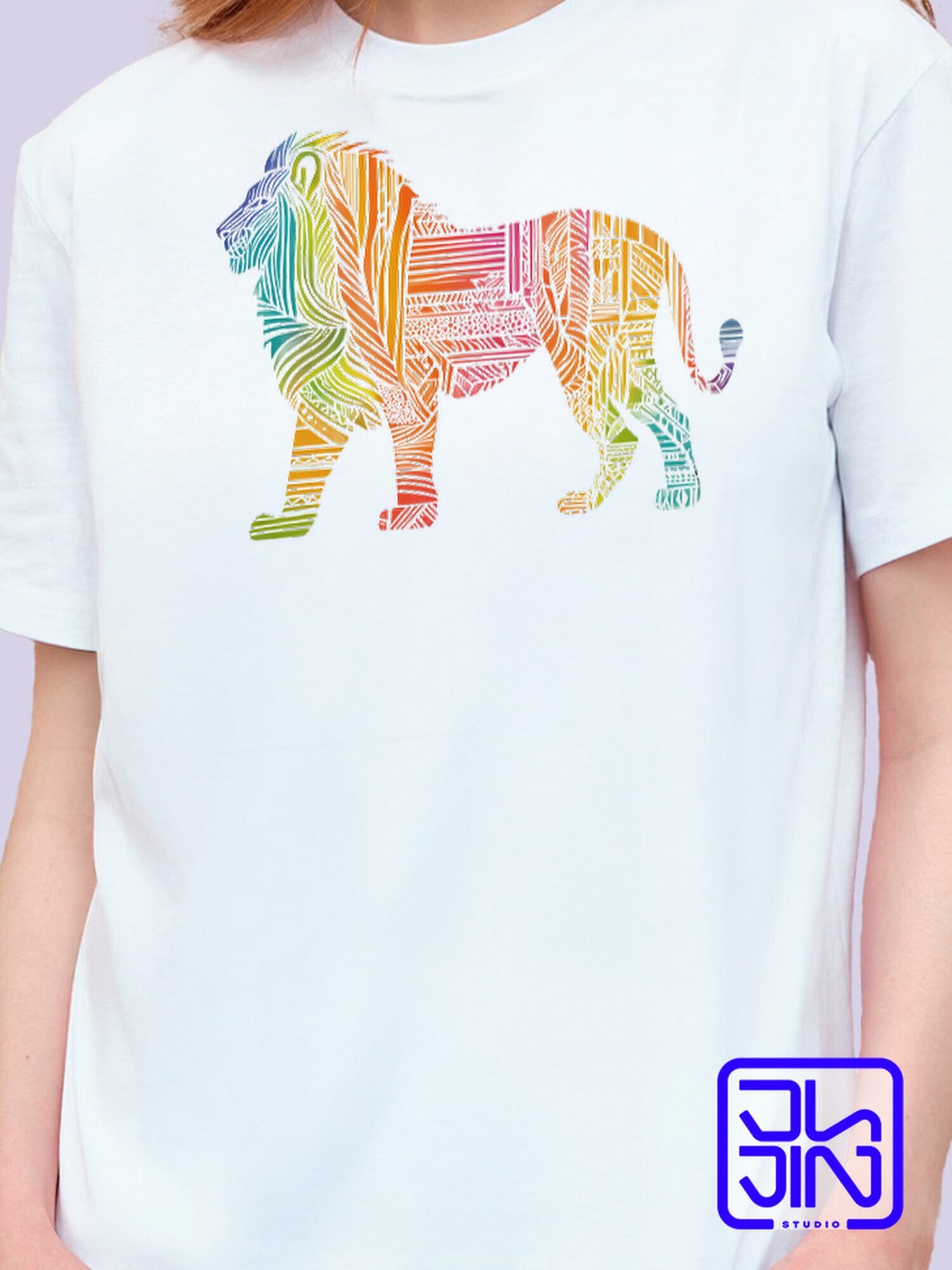 Футболка классическая женская с авторским принтом Лев геометрический белый с радужным силуэтом и этническим узором радуги, белый хлопковый трикотаж с прикольным рисунком на груди