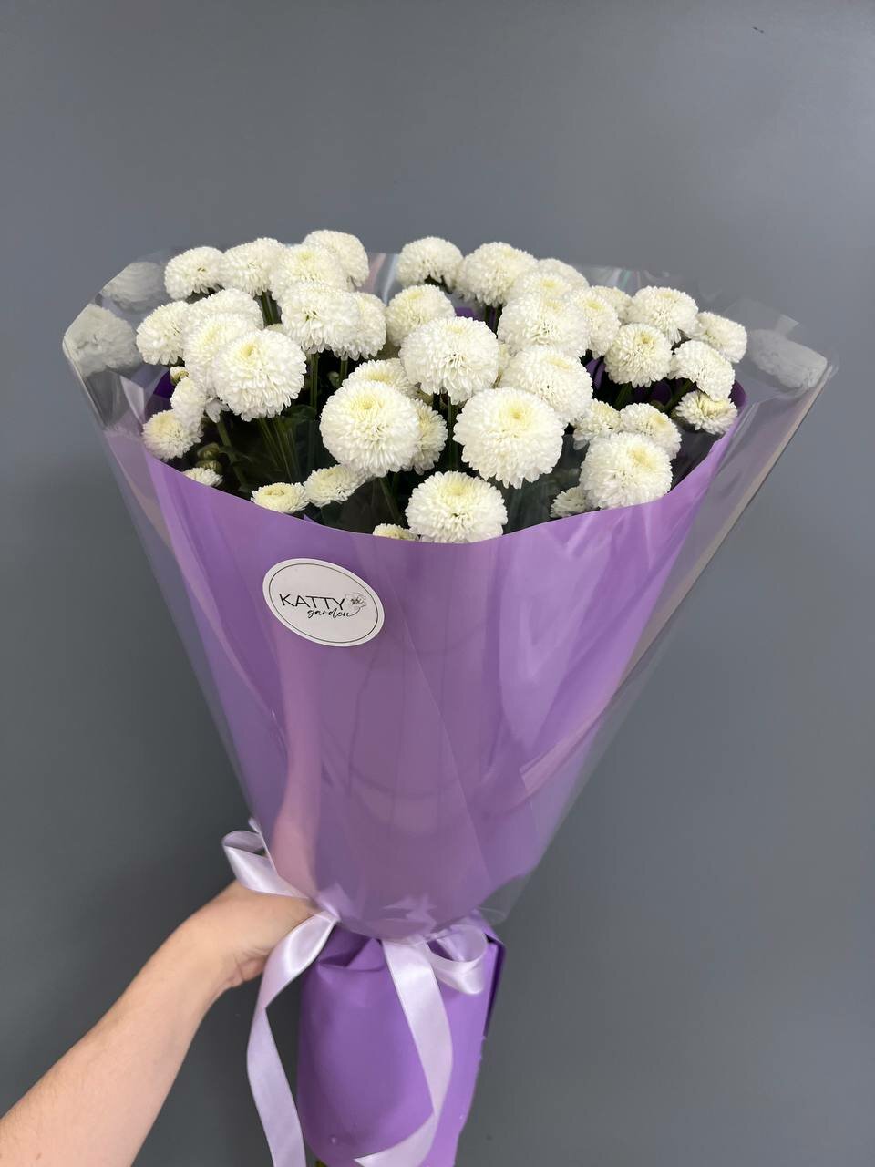 Букет из живых цветов от KATTY GARDEN из кустовой хризантемы в стильной упаковке. Записка В подарок