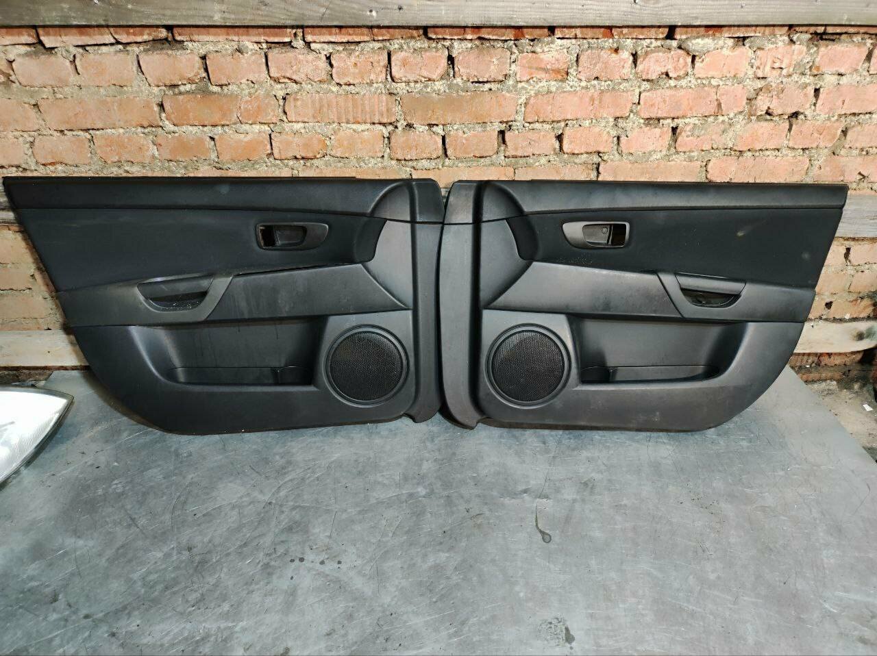 Обшивка двери передней Mazda 3 2005