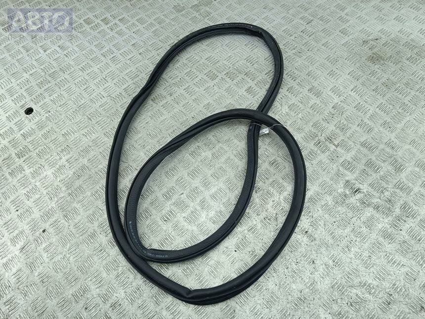 Уплотнитель двери передней правой Skoda Octavia mk3 (A7 5E) 2013-2020