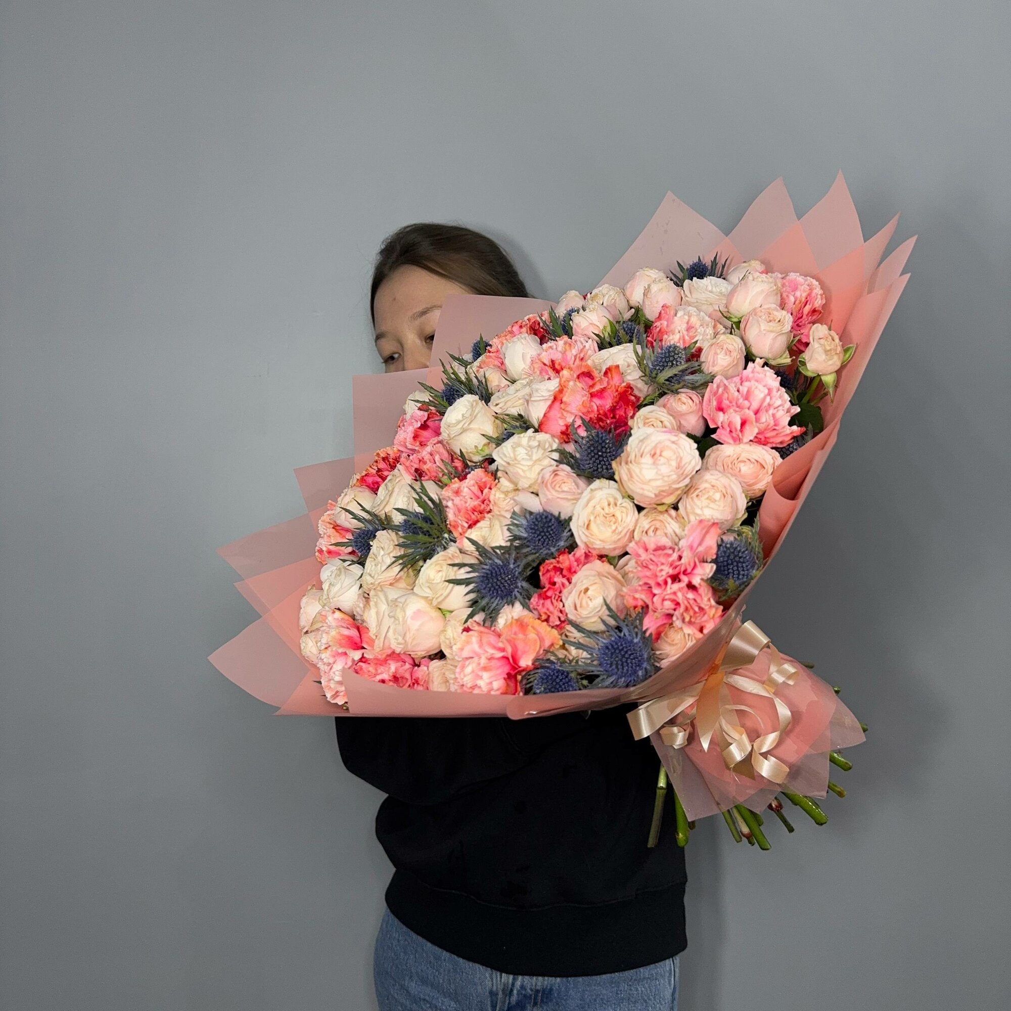 Букет FRESH FLORA Праздник нежности, 10 кустовых роз, 10 эрингиумов, 20 гвоздик, высота 60см