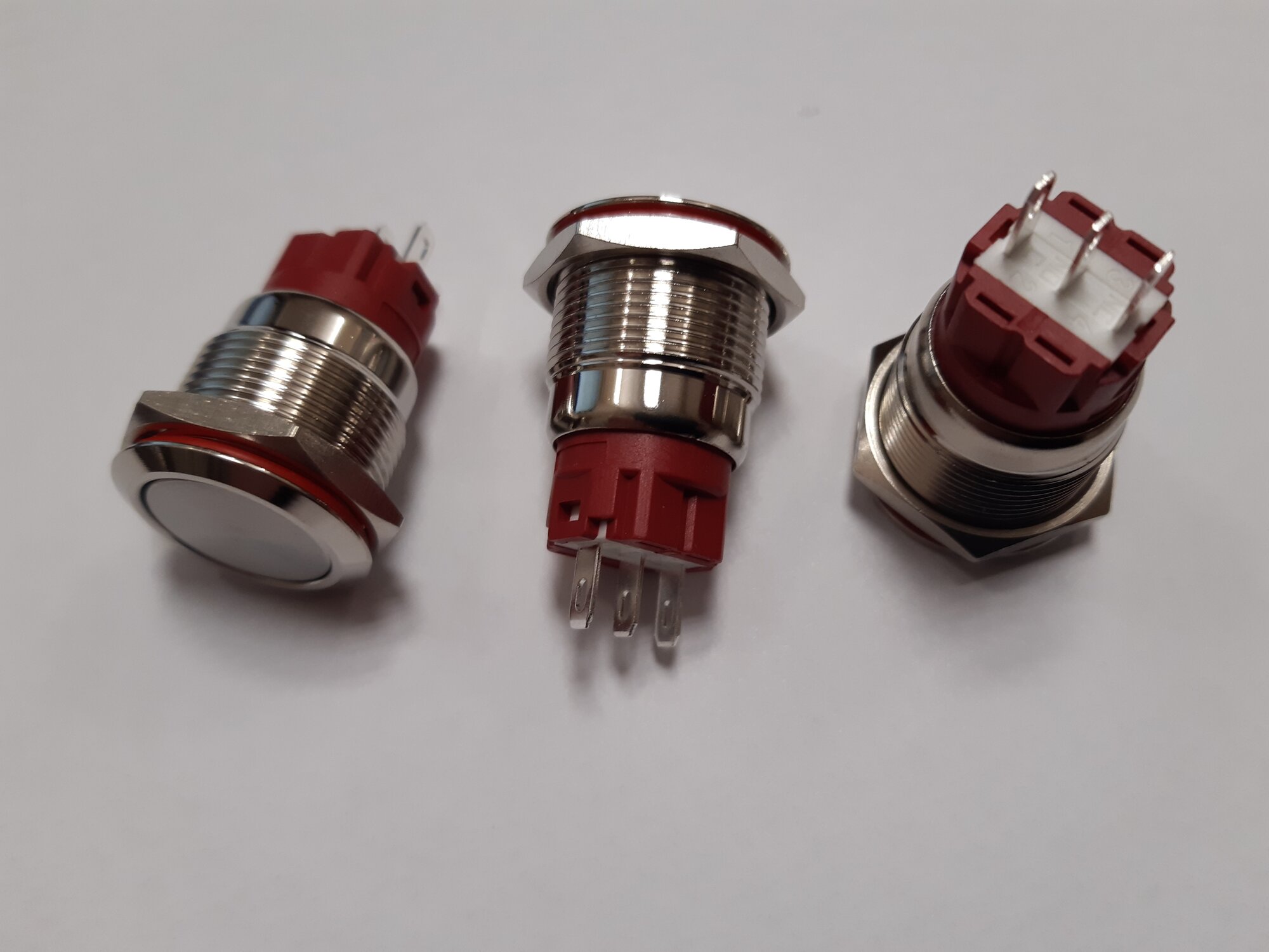 Кнопка без фиксации с переключающими контактами, металл 19мм.