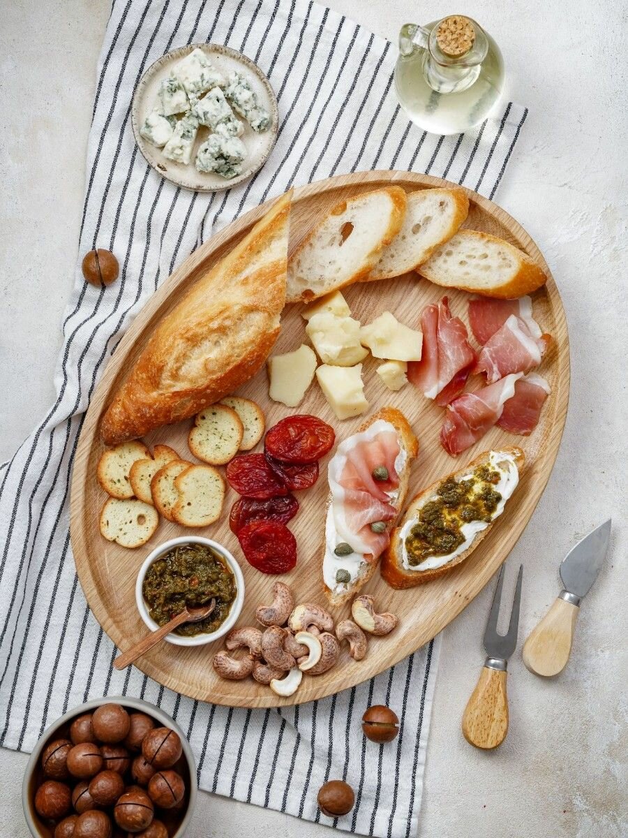 Деревянный поднос овальный со скрытыми ручками из массива дуба