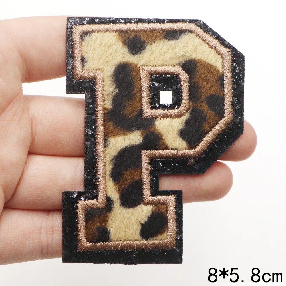 Вышитые буквы Leapord с черными краями нашивка P