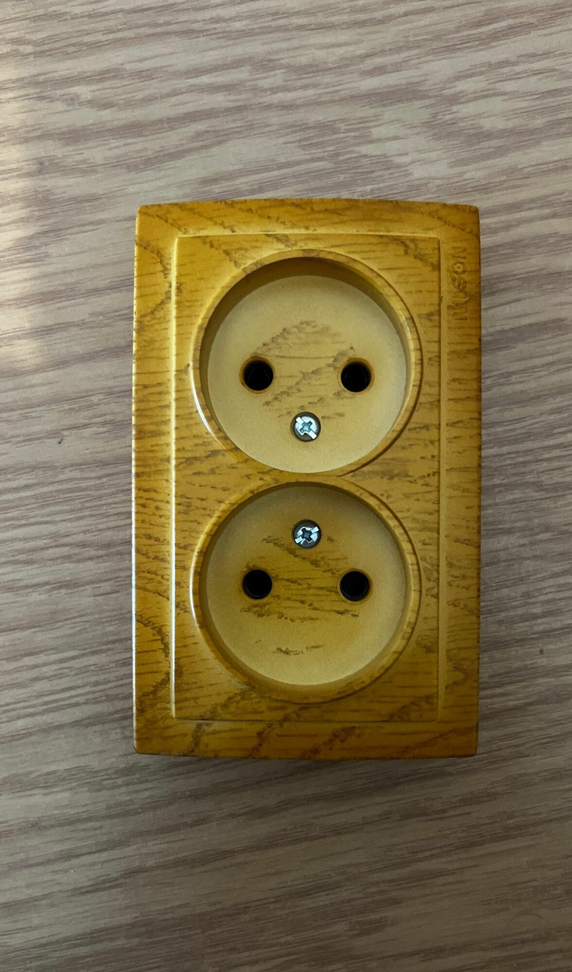 Розетка двойная под дерево