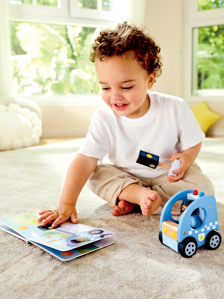 Игровой набор Hape "Играем вместе" Полиция (детская иллюстрированная книга Hape Land) E3435_HP