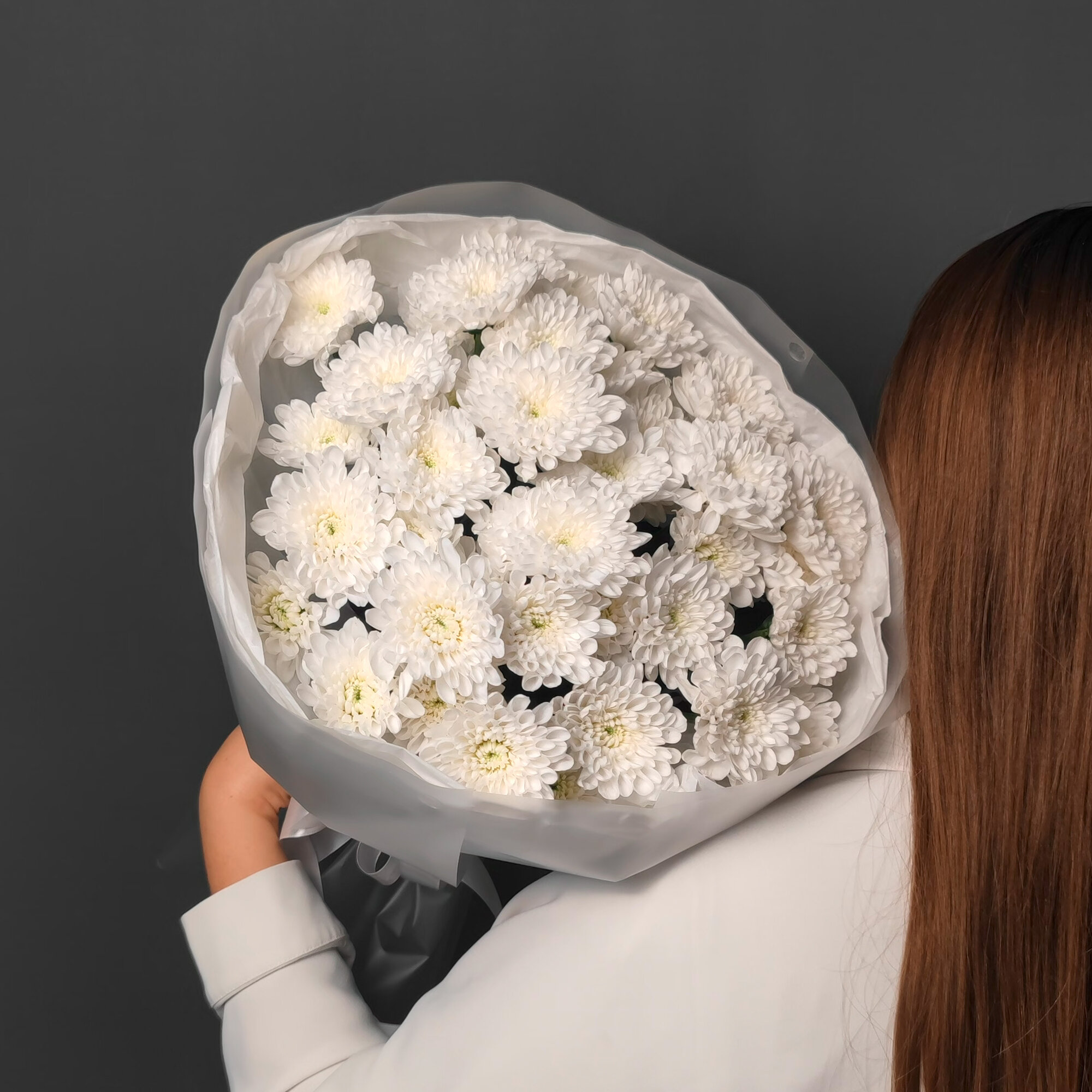 Цветы / Монобукет "Белая классика", хризантемы, белые, упаковка гнездом