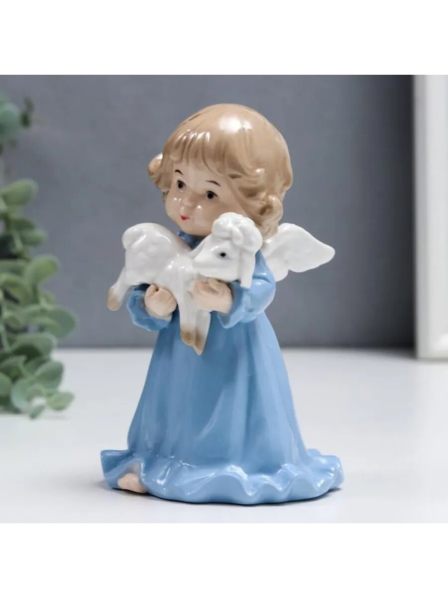 Керамический ангел с барашком: праздничная фигурка