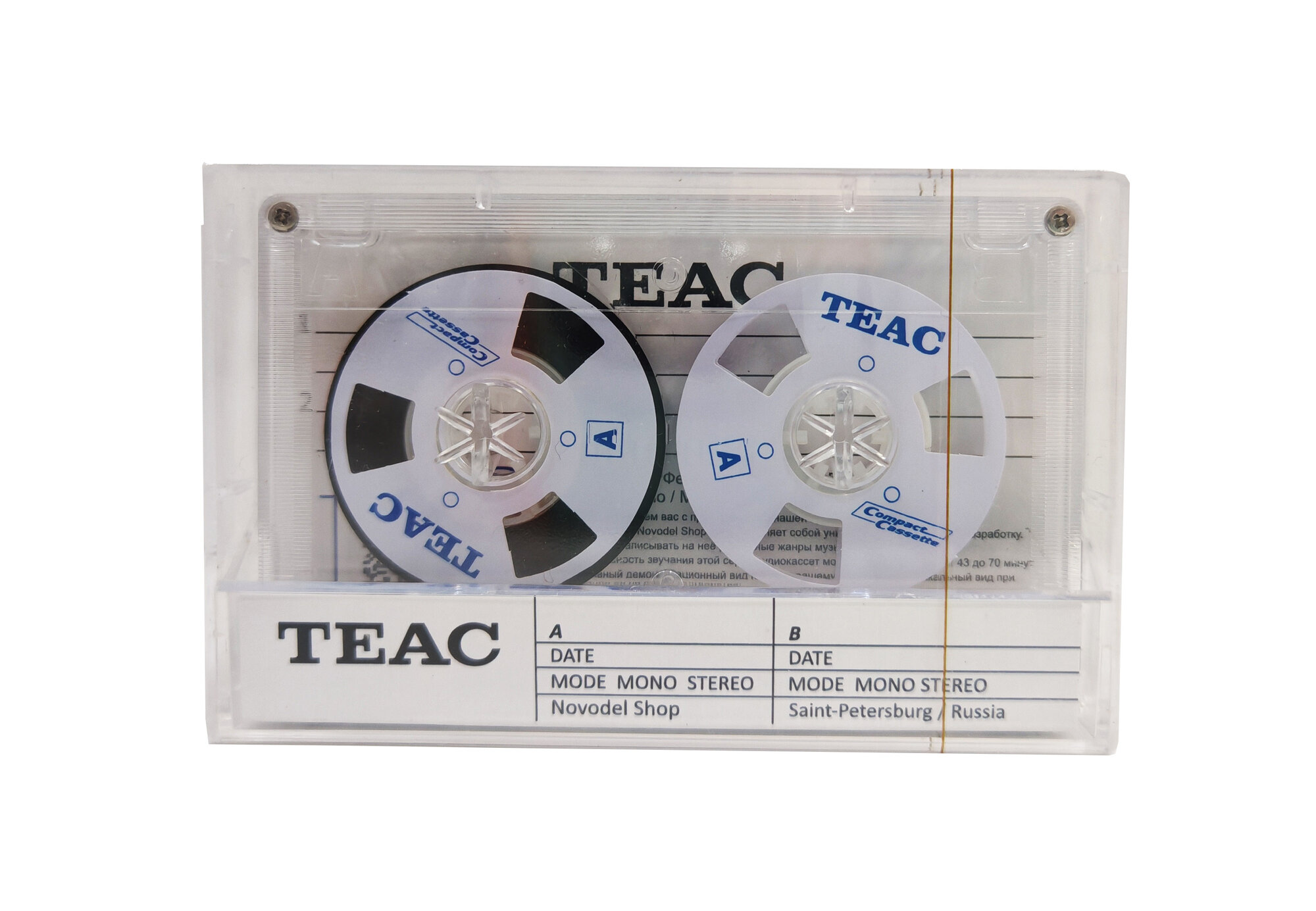 Аудиокассета "TEAC" с белыми катушками и синим текстом