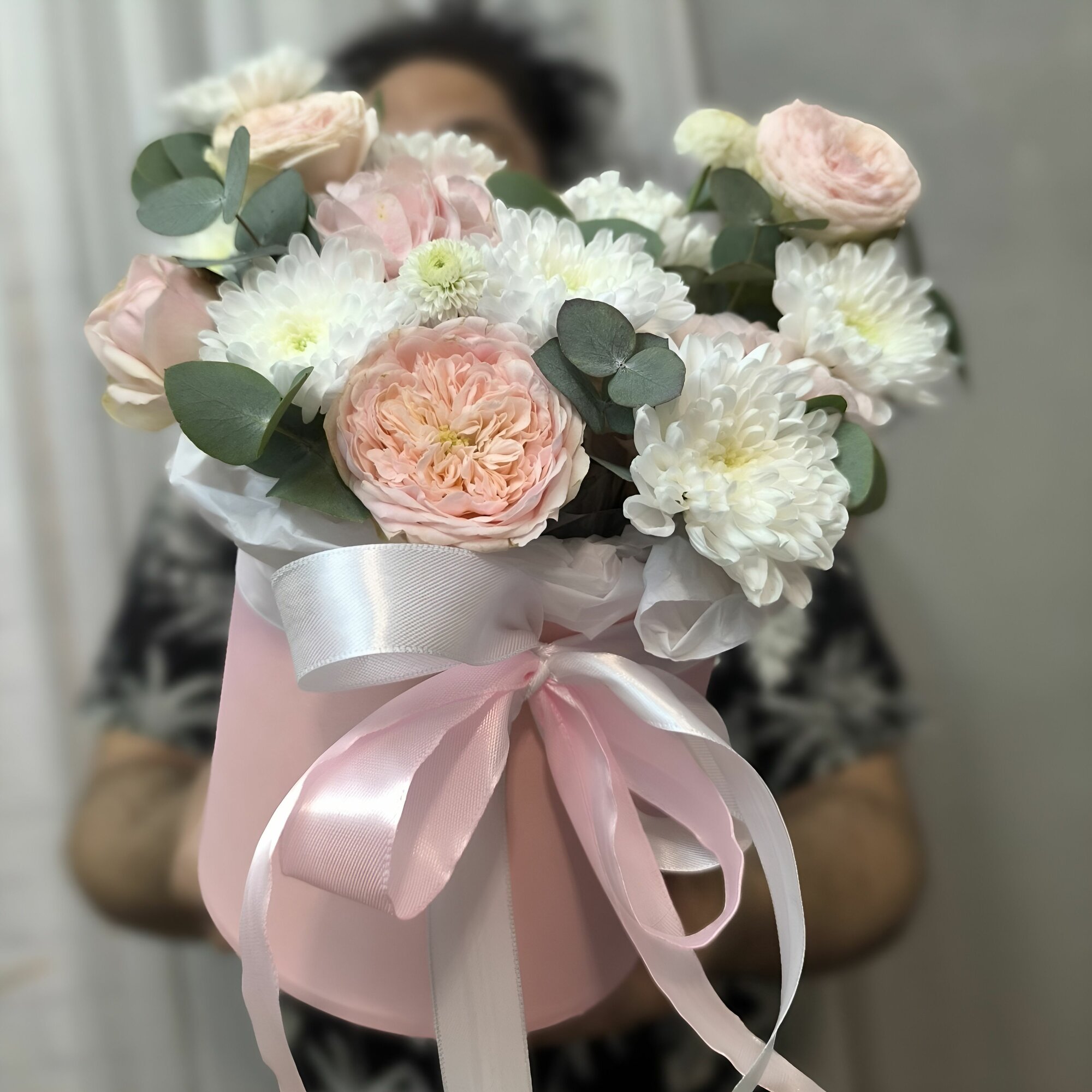 Пионовидные кустовые розы премиум с гортензией в коробке