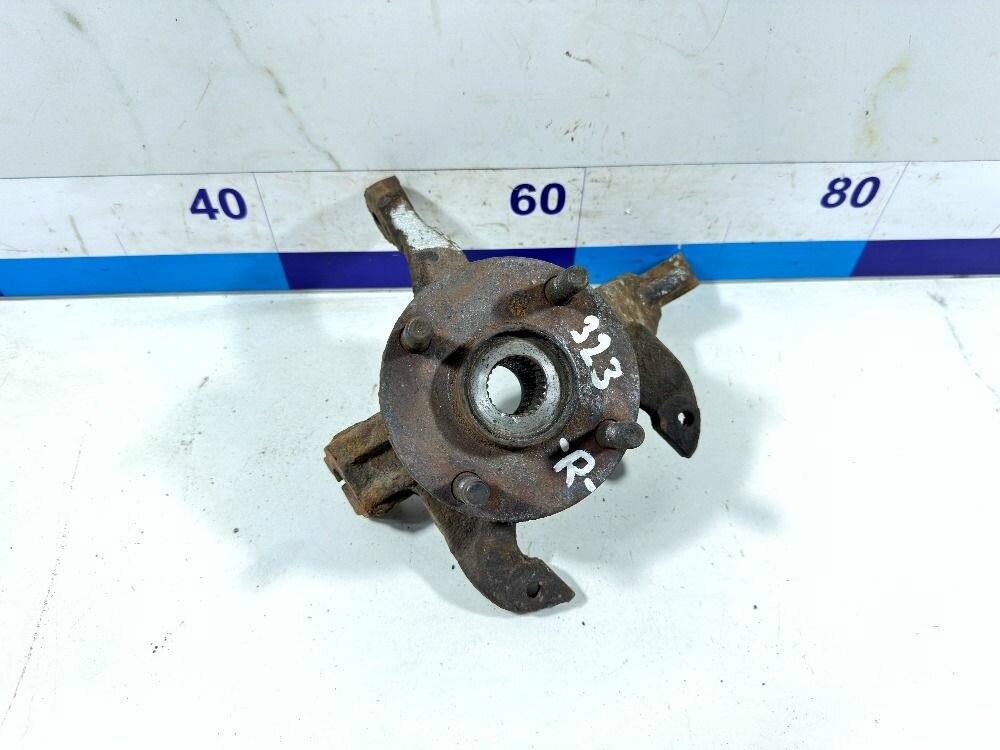 Кулак передний правый Mazda 323 BA