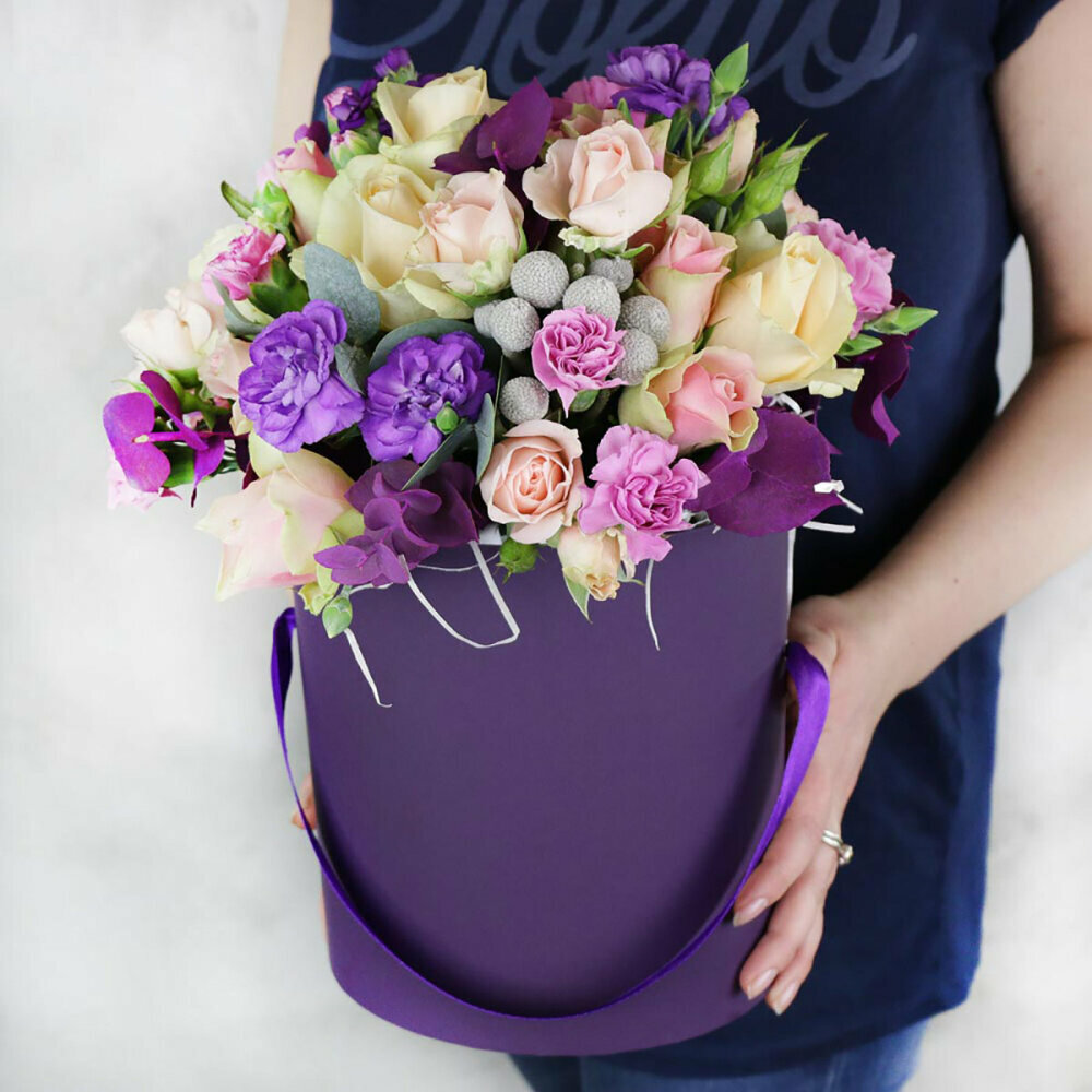 Букет "Букет Маркет", розы, гвоздики, капс-бруния, в шляпной коробке, 30 см