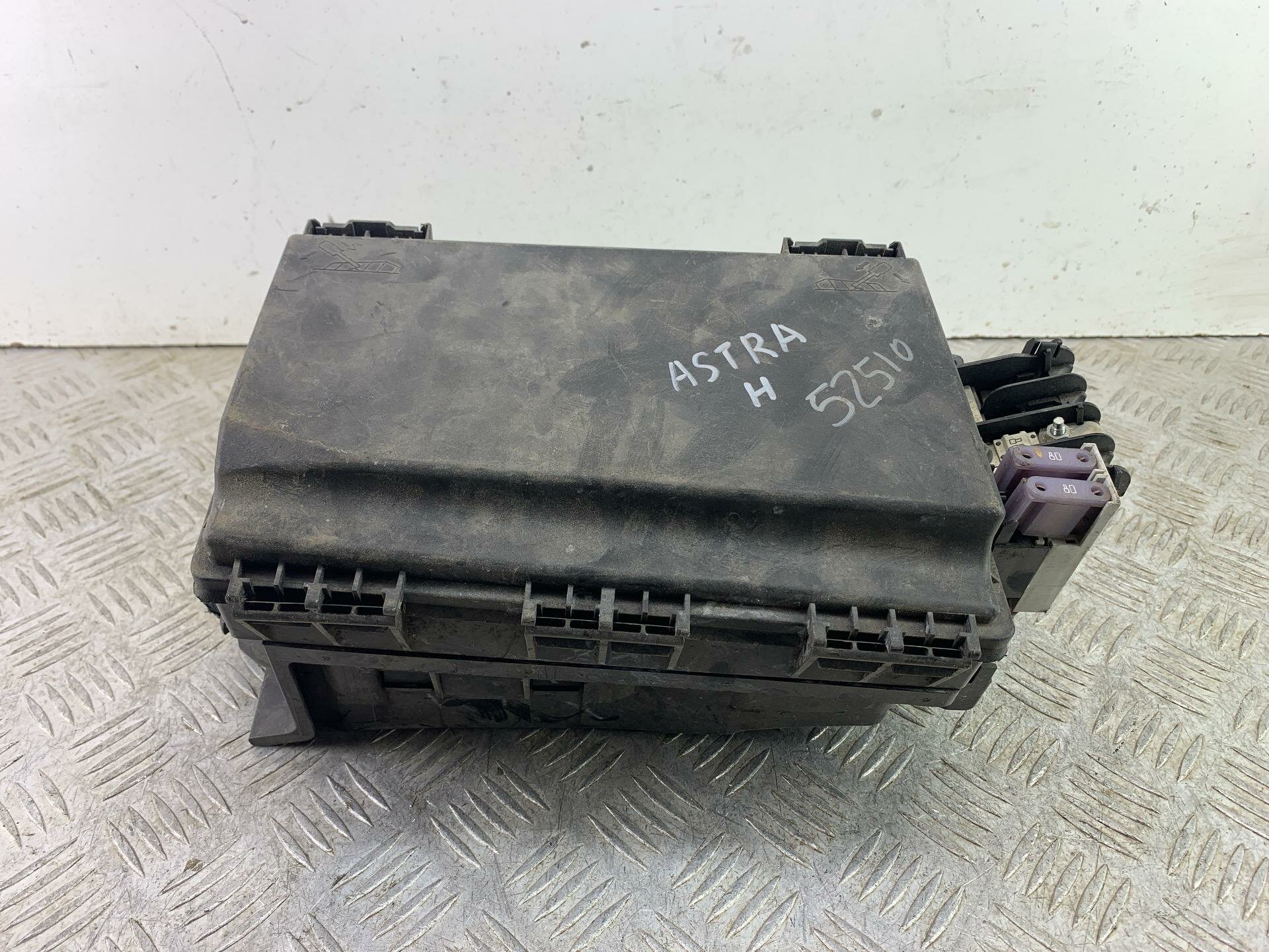 Блок предохранителей Opel Astra H 2004 13206755