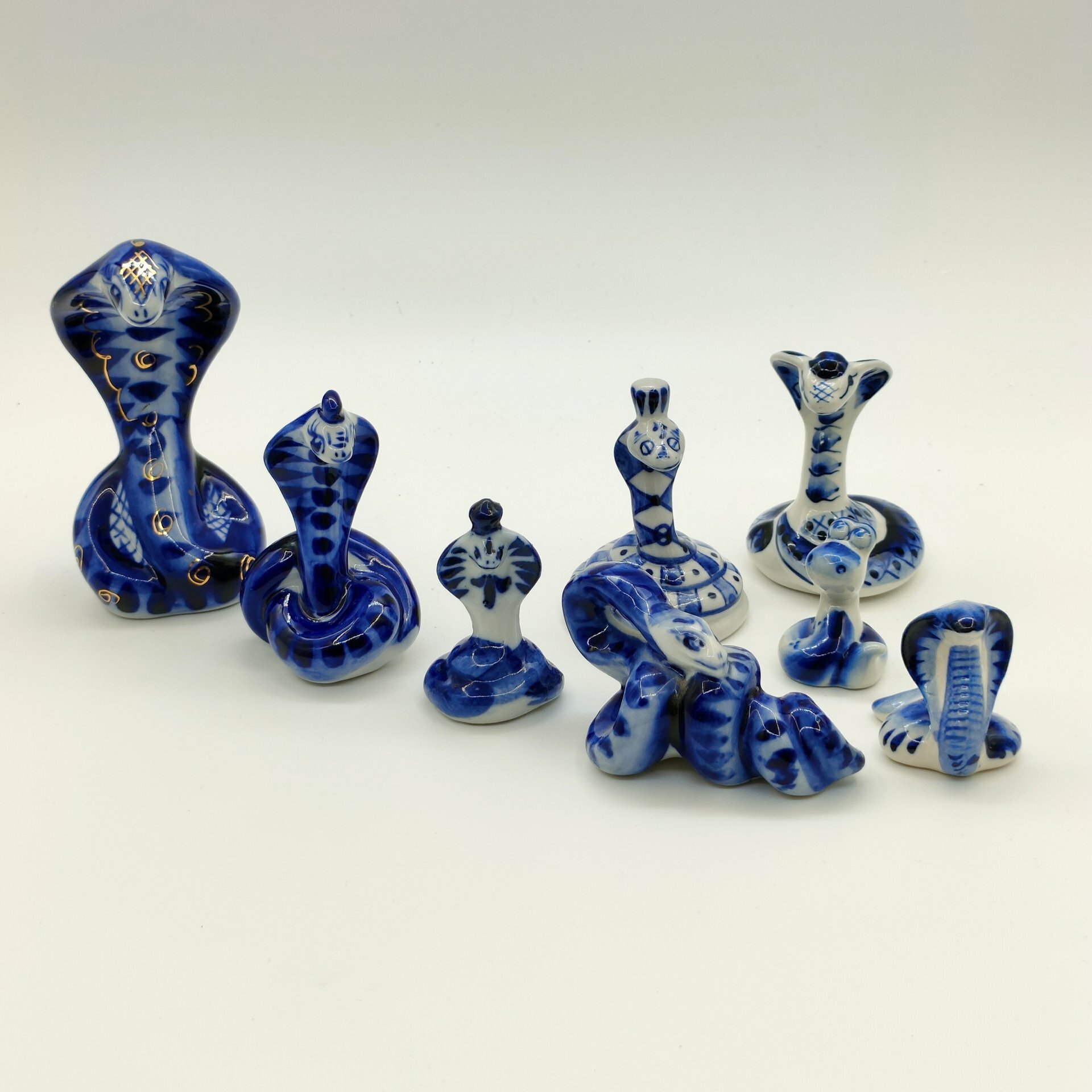 Набор из восьми статуэток "Змеи", Гжель, фарфор, роспись, Россия, 1990-2010 гг.