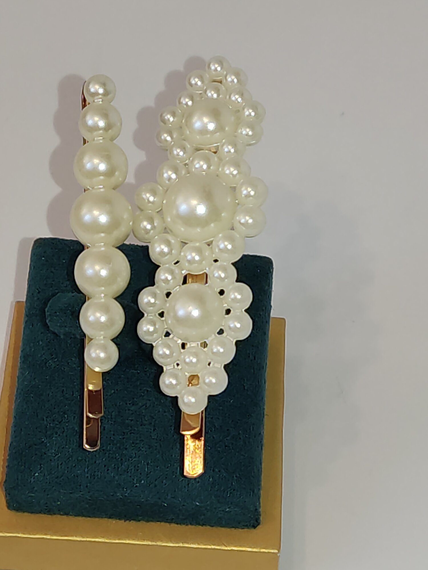 Набор из 2 заколок - невидимок для волос "Жемчужные", золотистый металл, пластик