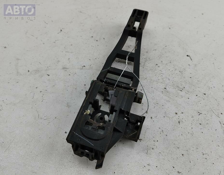 Корпус (держатель) ручки двери передней правой Ford Focus 2 (2004-2010)