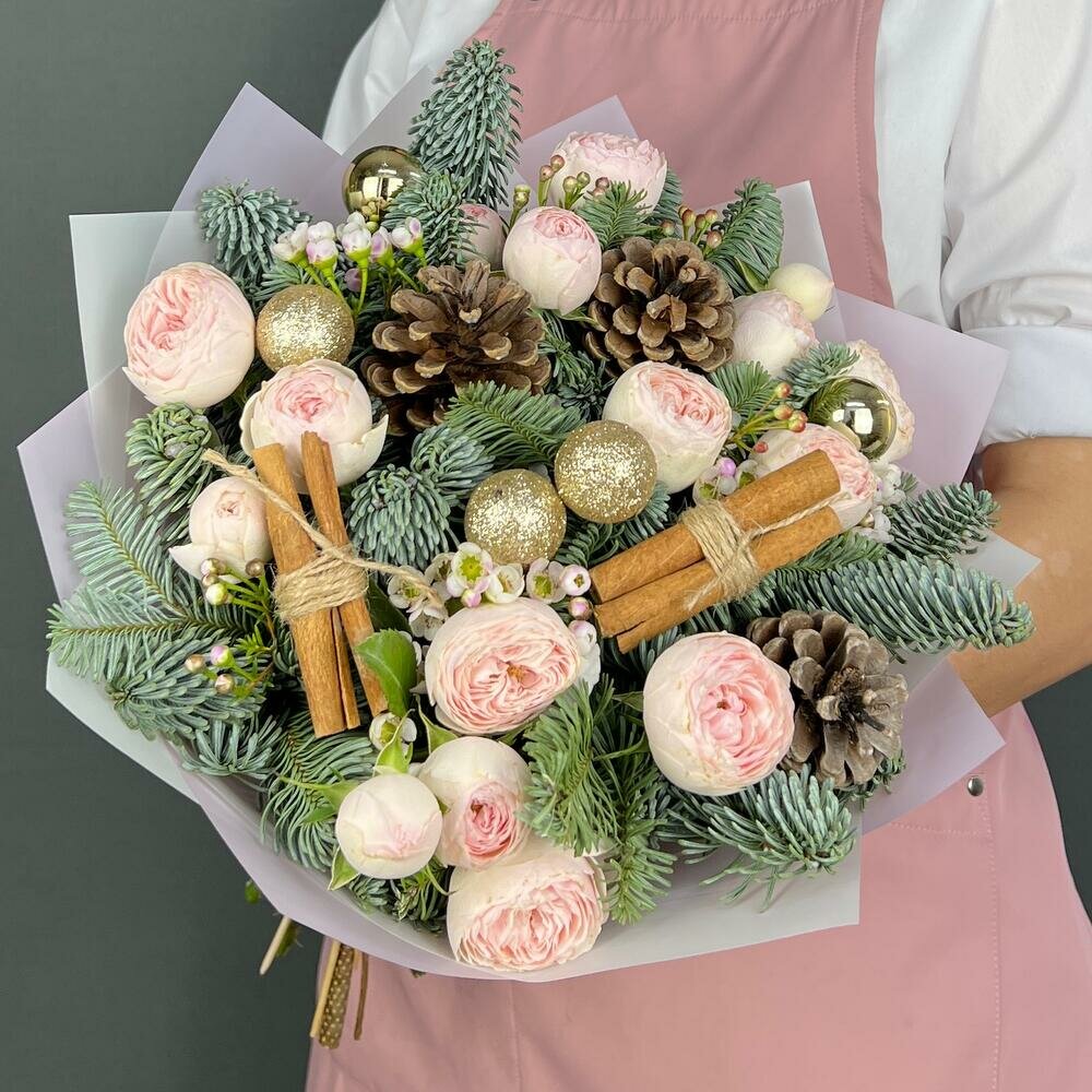 Новогодний букет. Ветки Нобилиса (ель), кустовые розы Мэнсфилд Парк, кедровые Шишки и палочки Корицы