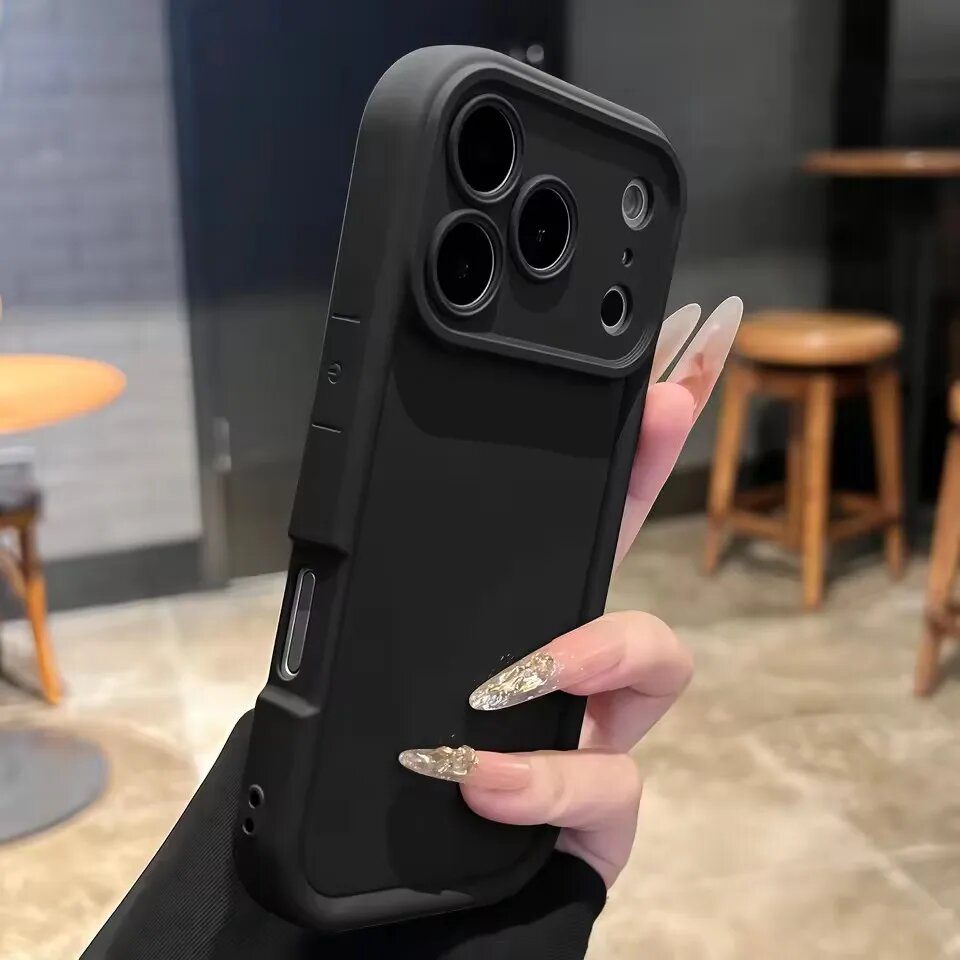 Черный чехол для iPhone 13