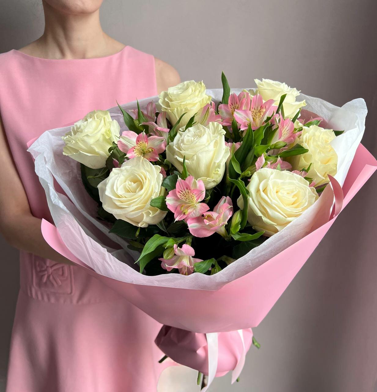 Нежный букет из белых роз и альстромерий