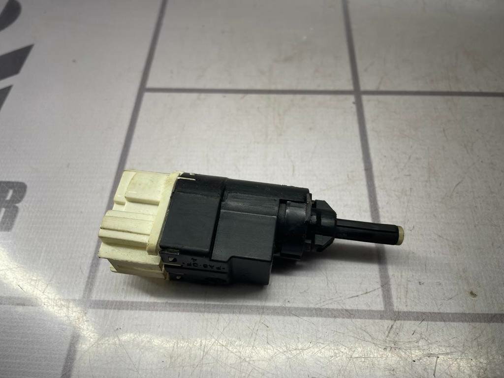 Датчик включения стопсигнала Renault Logan 2 14-18