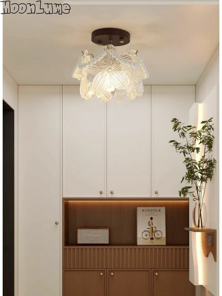 Стильный и простой потолочный светильник в виде стеклянного цветка