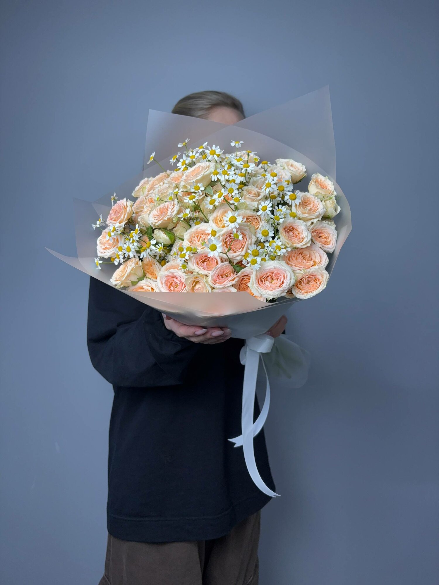 FRESH FLORA Белая Симфония: букет из 20 кустовых роз и танацетума 5 шт – купить свежие цветы с доставкой в Москве