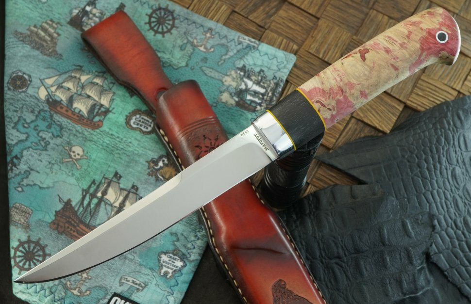 Эксклюзивный нож с фиксированным клинком АиР Финка Нью, сталь N690, рукоять стабилизированный кап клена, авторские ножны, лимитированная партия из 25 ножей