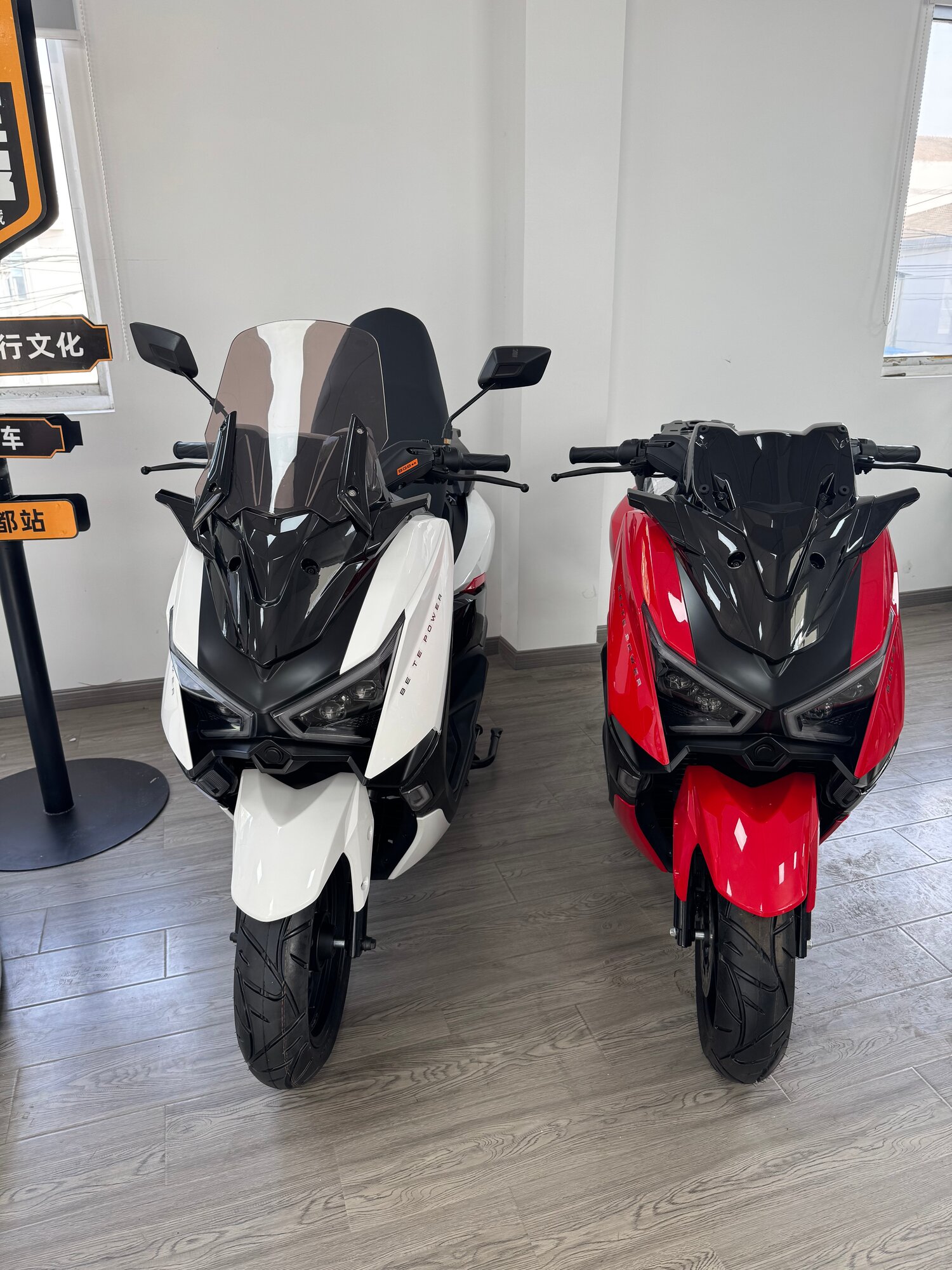 Электро-скутер "GrandTour" GT1000, 5.5 кВт, 125 км/ч, 140 км. (Atlantmotors)