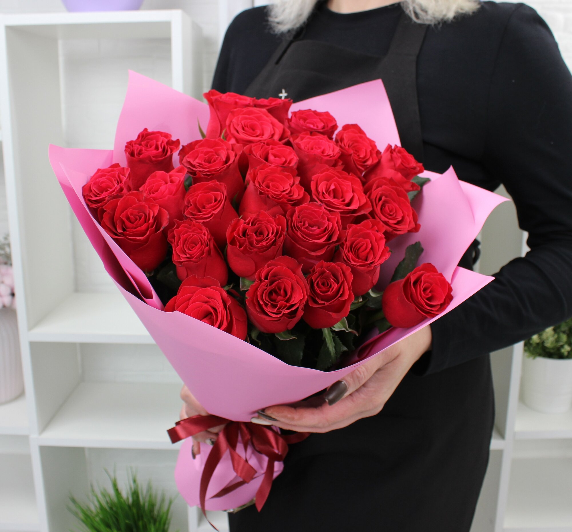 Монобукет THE FLOREAL красная роза 25 штук, высота 60 см, с бантом