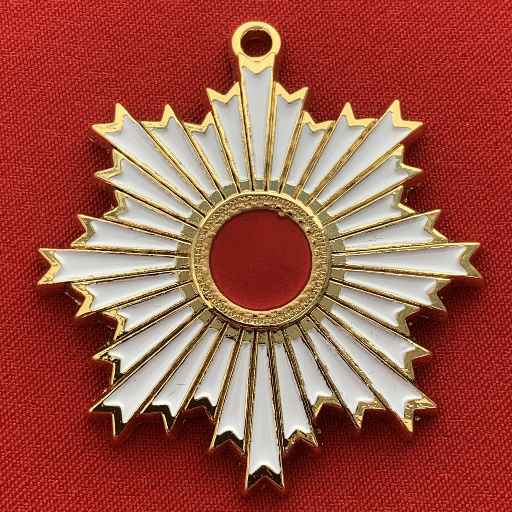 Знак ордена Восходящего Солнца (Япония), муляж иностранной награды. Размер 51х47 мм.