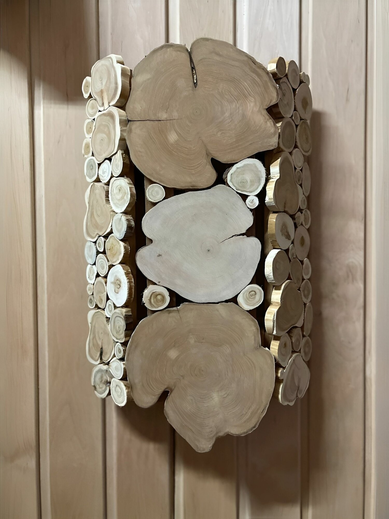 Абажур Спилы Можжевельника с LED подсветкой, настенный деревянный для бани и сауны.